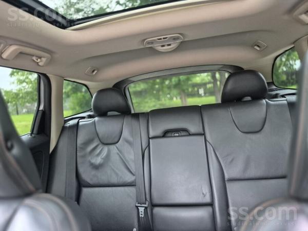 Grey Volvo XC60 2010 in Valmiera, with an engine capacity of 2.40 L and mileage of 379 thousand km for 6300 €, photo 9 on AUTOMOTO.COM.LV