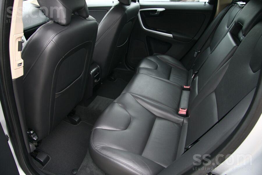 Grey Volvo XC60 2010 in Tukums, with an engine capacity of 2.40 L and mileage of 168 thousand km for 8250 €, photo 7 on AUTOMOTO.COM.LV