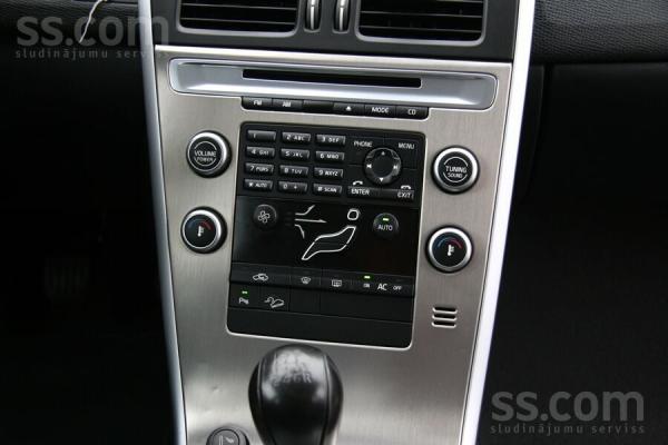 Grey Volvo XC60 2010 in Tukums, with an engine capacity of 2.40 L and mileage of 168 thousand km for 8250 €, photo 10 on AUTOMOTO.COM.LV