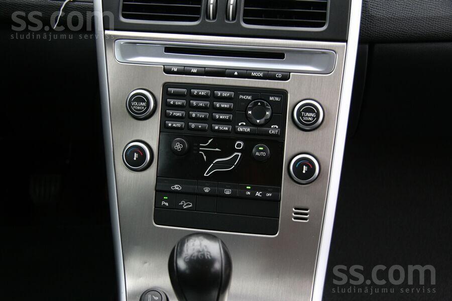 Grey Volvo XC60 2010 in Tukums, with an engine capacity of 2.40 L and mileage of 168 thousand km for 8250 €, photo 11 on AUTOMOTO.COM.LV