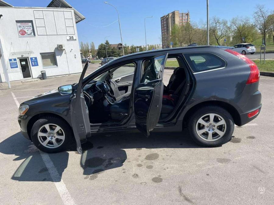 Pelēks Volvo XC60 2010 Panevēža, ar dzinēja tilpumu 2.40 L un nobraukumu 300 tūkst. km par 7200 €, foto 3 vietnē AUTOMOTO.COM.LV