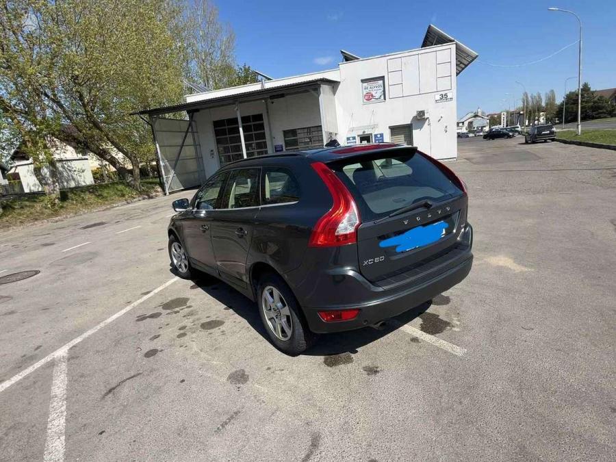 Pelēks Volvo XC60 2010 Panevēža, ar dzinēja tilpumu 2.40 L un nobraukumu 300 tūkst. km par 7200 €, foto 5 vietnē AUTOMOTO.COM.LV