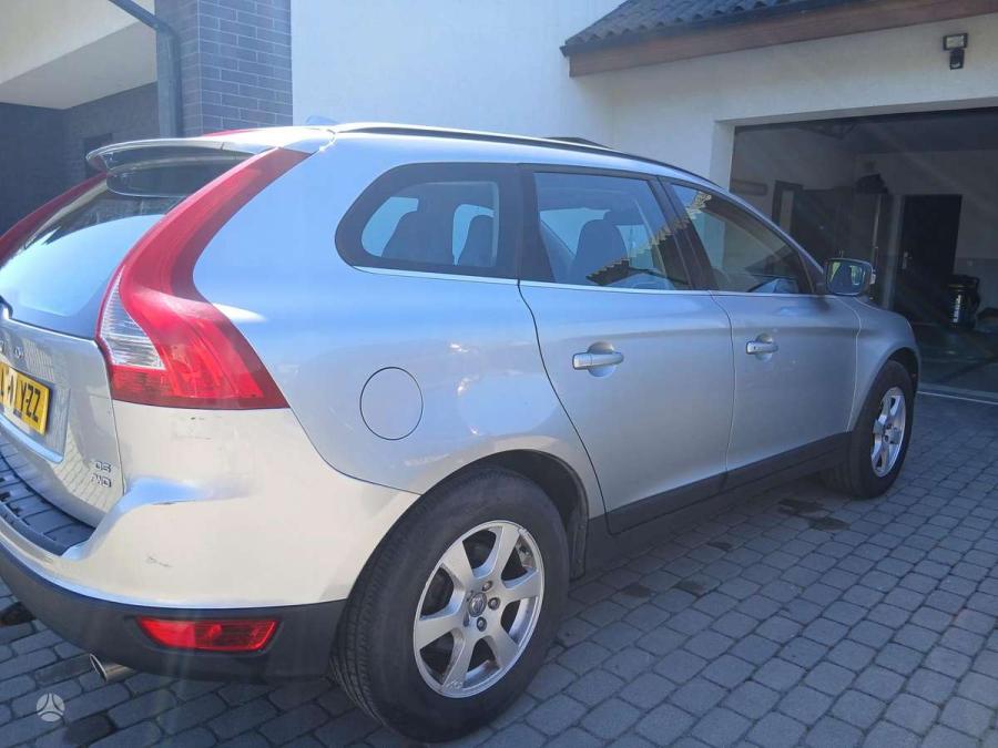 Grey Volvo XC60 2010 in Silute, with an engine capacity of 2.40 L and mileage of 155 thousand km for 2999 €, photo 5 on AUTOMOTO.COM.LV