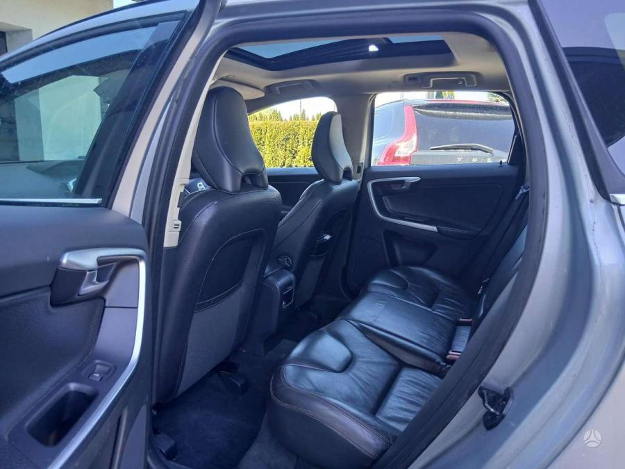 Grey Volvo XC60 2010 in Silute, with an engine capacity of 2.40 L and mileage of 155 thousand km for 2999 €, photo 8 on AUTOMOTO.COM.LV