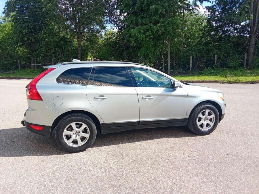 Pelēks Volvo XC60 2010 Alīta, ar dzinēja tilpumu 2.40 L un nobraukumu 268 tūkst. km par 7000 €, foto 3 vietnē AUTOMOTO.COM.LV