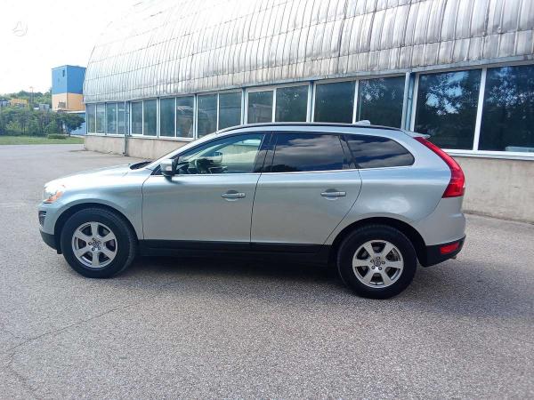 Pelēks Volvo XC60 2010 Alīta, ar dzinēja tilpumu 2.40 L un nobraukumu 268 tūkst. km par 7000 €, foto 9 vietnē AUTOMOTO.COM.LV