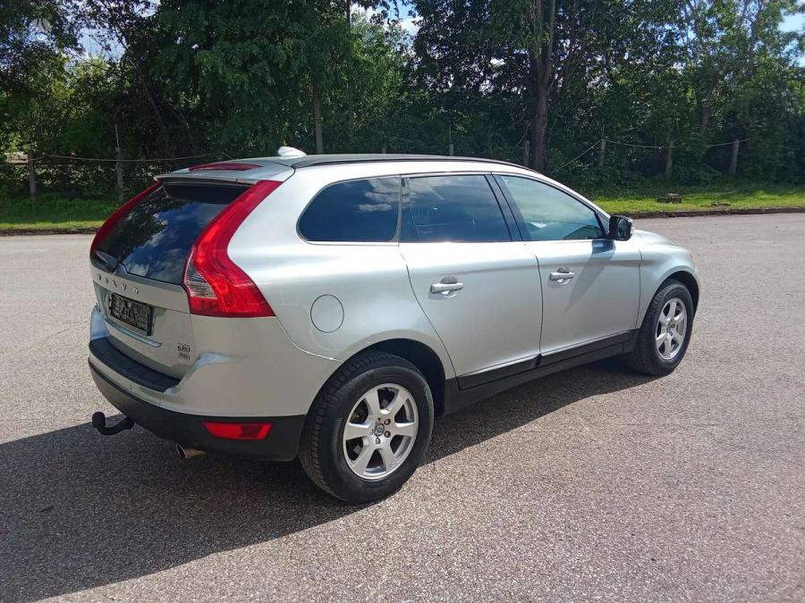 Pelēks Volvo XC60 2010 Alīta, ar dzinēja tilpumu 2.40 L un nobraukumu 268 tūkst. km par 7000 €, foto 14 vietnē AUTOMOTO.COM.LV