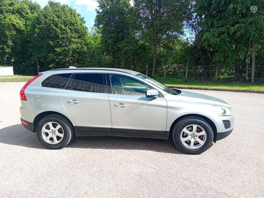Pelēks Volvo XC60 2010 Alīta, ar dzinēja tilpumu 2.40 L un nobraukumu 268 tūkst. km par 7000 €, foto 15 vietnē AUTOMOTO.COM.LV