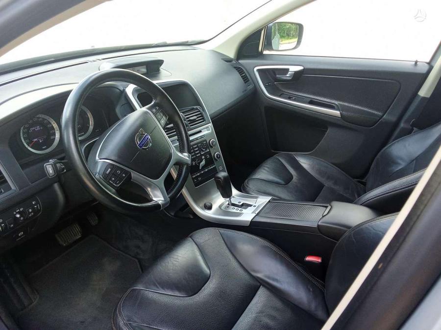 Pelēks Volvo XC60 2010 Alīta, ar dzinēja tilpumu 2.40 L un nobraukumu 268 tūkst. km par 7000 €, foto 18 vietnē AUTOMOTO.COM.LV