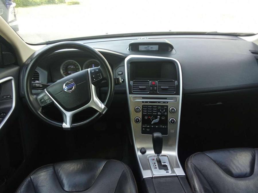 Pelēks Volvo XC60 2010 Alīta, ar dzinēja tilpumu 2.40 L un nobraukumu 268 tūkst. km par 7000 €, foto 21 vietnē AUTOMOTO.COM.LV