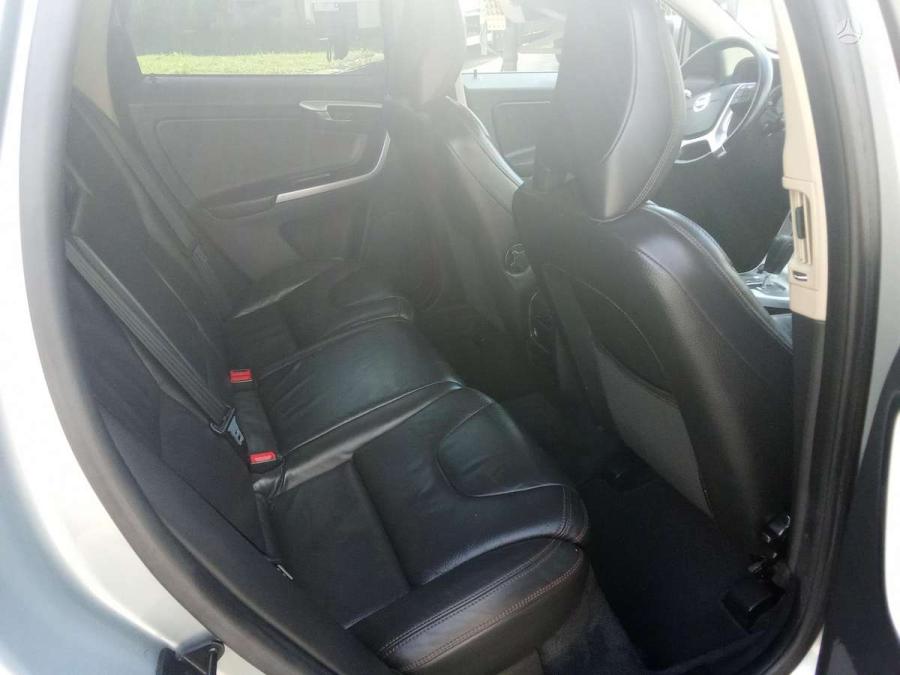 Pelēks Volvo XC60 2010 Alīta, ar dzinēja tilpumu 2.40 L un nobraukumu 268 tūkst. km par 7000 €, foto 25 vietnē AUTOMOTO.COM.LV