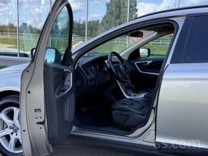 Grey Volvo XC60 2010 in Rezekne, with an engine capacity of 2.40 L and mileage of 268 thousand km for 7990 €, photo 12 on AUTOMOTO.COM.LV
