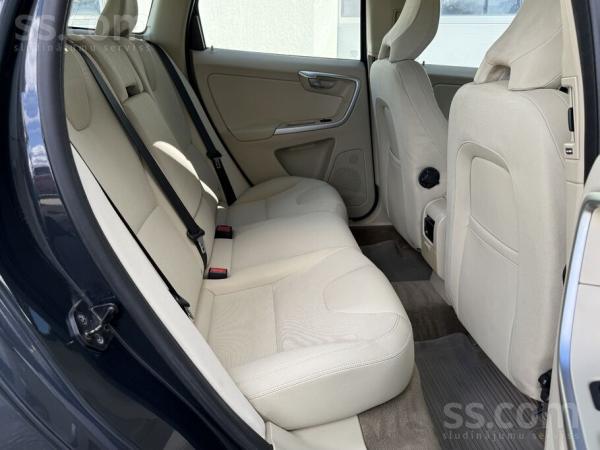 Grey Volvo XC60 2010 in Tukums, with an engine capacity of 2.40 L and mileage of 222 thousand km for 6499 €, photo 9 on AUTOMOTO.COM.LV