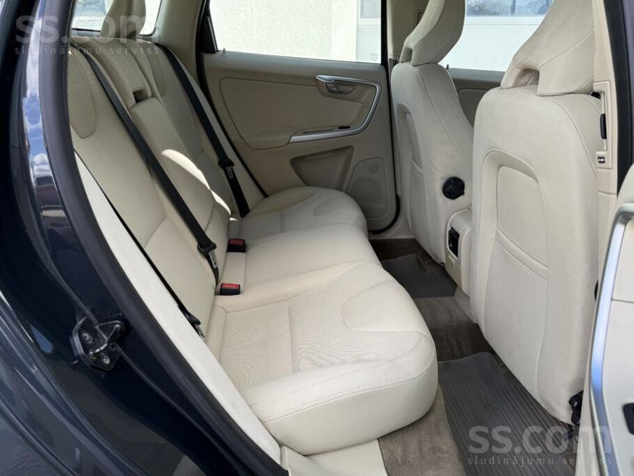 Grey Volvo XC60 2010 in Tukums, with an engine capacity of 2.40 L and mileage of 222 thousand km for 5790 €, photo 9 on AUTOMOTO.COM.LV