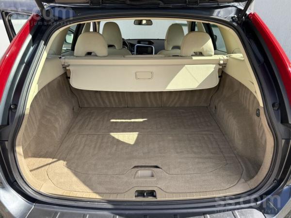 Grey Volvo XC60 2010 in Tukums, with an engine capacity of 2.40 L and mileage of 222 thousand km for 6499 €, photo 10 on AUTOMOTO.COM.LV