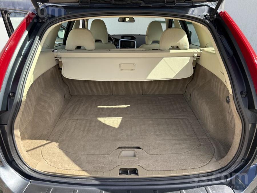 Grey Volvo XC60 2010 in Tukums, with an engine capacity of 2.40 L and mileage of 222 thousand km for 5790 €, photo 10 on AUTOMOTO.COM.LV