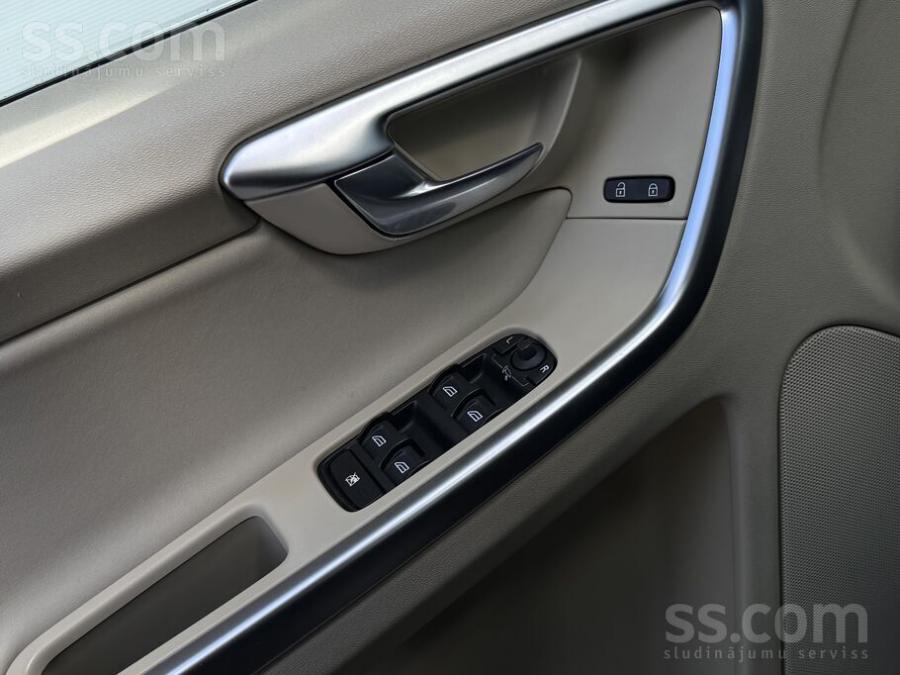 Grey Volvo XC60 2010 in Tukums, with an engine capacity of 2.40 L and mileage of 222 thousand km for 5790 €, photo 15 on AUTOMOTO.COM.LV