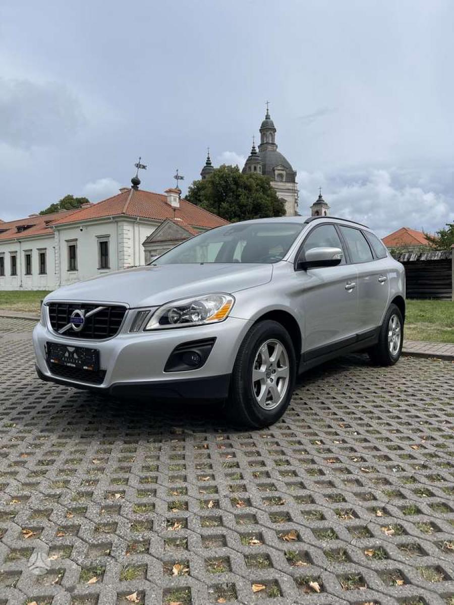 Pelēks Volvo XC60 2010 Kauņa, ar dzinēja tilpumu 2.40 L un nobraukumu 279 tūkst. km par 6150 €, foto 1 vietnē AUTOMOTO.COM.LV