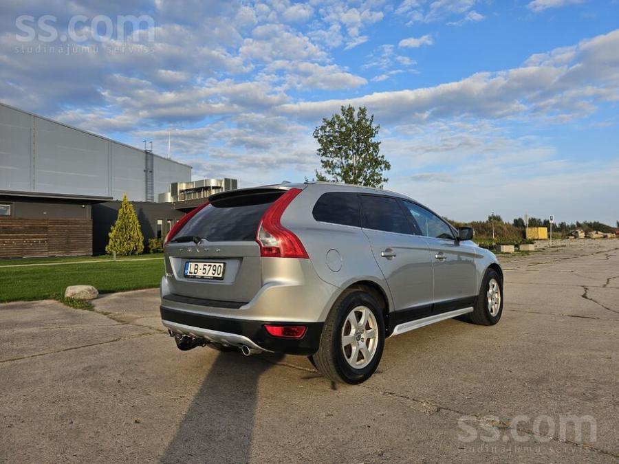 Pelēks Volvo XC60 2010 Ogre, ar dzinēja tilpumu 2.40 L un nobraukumu 330 tūkst. km par 5750 €, foto 4 vietnē AUTOMOTO.COM.LV