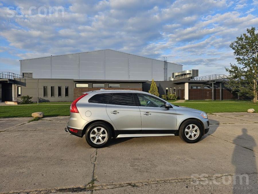 Pelēks Volvo XC60 2010 Ogre, ar dzinēja tilpumu 2.40 L un nobraukumu 330 tūkst. km par 5750 €, foto 10 vietnē AUTOMOTO.COM.LV