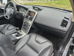 Pelēks Volvo XC60 2010 Ogre, ar dzinēja tilpumu 2.40 L un nobraukumu 330 tūkst. km par 5750 €, foto 13 vietnē AUTOMOTO.COM.LV