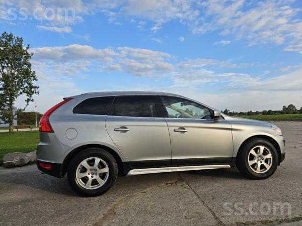 Pelēks Volvo XC60 2010 Ogre, ar dzinēja tilpumu 2.40 L un nobraukumu 330 tūkst. km par 5750 €, foto 3 vietnē AUTOMOTO.COM.LV