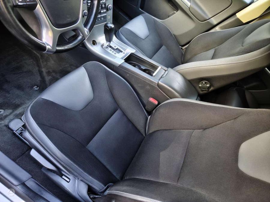Pelēks Volvo XC60 2010 Viļņa, ar dzinēja tilpumu 2.40 L un nobraukumu 243 tūkst. km par 7300 €, foto 20 vietnē AUTOMOTO.COM.LV
