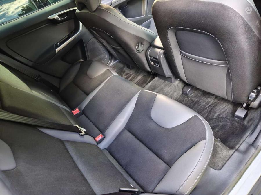 Pelēks Volvo XC60 2010 Viļņa, ar dzinēja tilpumu 2.40 L un nobraukumu 243 tūkst. km par 7300 €, foto 22 vietnē AUTOMOTO.COM.LV