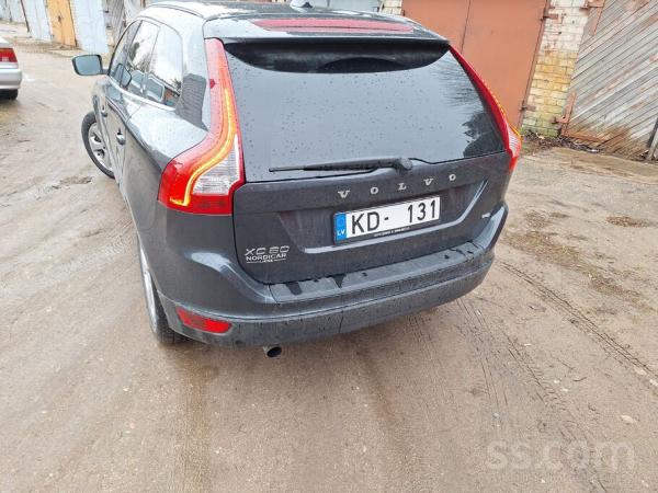 Grey Volvo XC60 2010 in Liepaja, with an engine capacity of 2.40 L and mileage of 293 thousand km for 5150 €, photo 5 on AUTOMOTO.COM.LV
