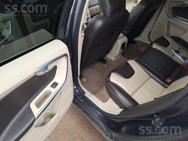 Grey Volvo XC60 2010 in Liepaja, with an engine capacity of 2.40 L and mileage of 293 thousand km for 5150 €, photo 7 on AUTOMOTO.COM.LV