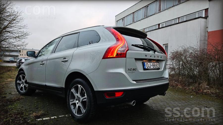 Grey Volvo XC60 2011 in Riga, with an engine capacity of 2.40 L and mileage of 300 thousand km for 7300 €, photo 4 on AUTOMOTO.COM.LV