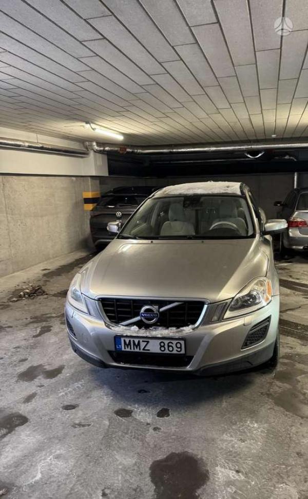 Grey Volvo XC60 2011 in Vilnius, with an engine capacity of 2.40 L and mileage of 257 thousand km for 7700 €, photo 1 on AUTOMOTO.COM.LV