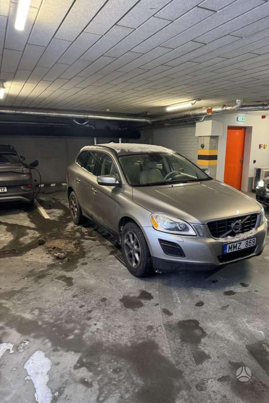 Grey Volvo XC60 2011 in Vilnius, with an engine capacity of 2.40 L and mileage of 257 thousand km for 7700 €, photo 11 on AUTOMOTO.COM.LV