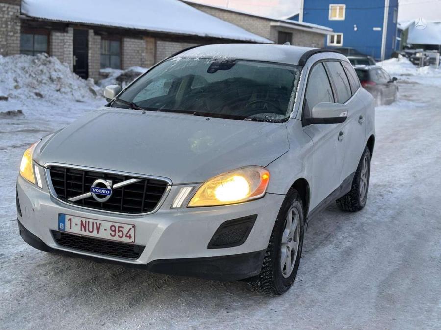 Grey Volvo XC60 2011 in Taurage, with an engine capacity of 2.00 L and mileage of 249 thousand km for 6700 €, photo 1 on AUTOMOTO.COM.LV