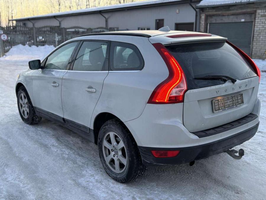 Grey Volvo XC60 2011 in Taurage, with an engine capacity of 2.00 L and mileage of 249 thousand km for 6700 €, photo 4 on AUTOMOTO.COM.LV