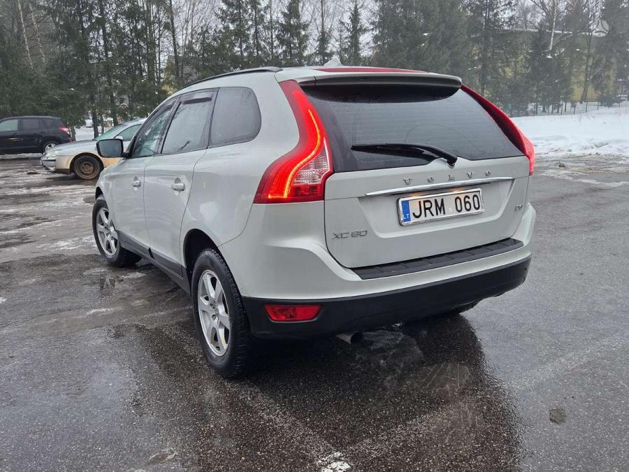 Pelēks Volvo XC60 2011 Viļņa, ar dzinēja tilpumu 2.00 L un nobraukumu 275 tūkst. km par 6666 €, foto 4 vietnē AUTOMOTO.COM.LV