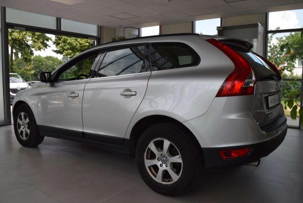 Pelēks Volvo XC60 2011 Viļņa, ar dzinēja tilpumu 2.40 L un nobraukumu 273 tūkst. km par 8500 €, foto 2 vietnē AUTOMOTO.COM.LV