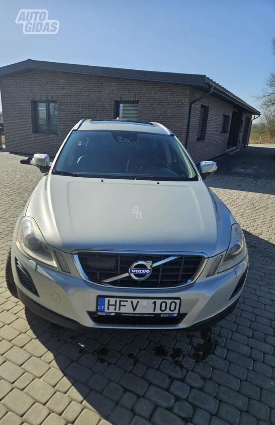 Pelēks Volvo XC60 2011 Alīta, ar dzinēja tilpumu 2.40 L un nobraukumu 300 tūkst. km par 8200 €, foto 1 vietnē AUTOMOTO.COM.LV
