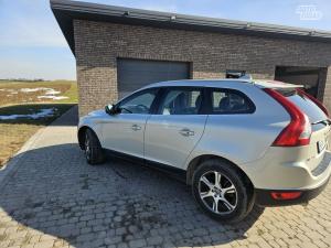Pelēks Volvo XC60 2011 Alīta, ar dzinēja tilpumu 2.40 L un nobraukumu 300 tūkst. km par 8200 €, foto 2 vietnē AUTOMOTO.COM.LV