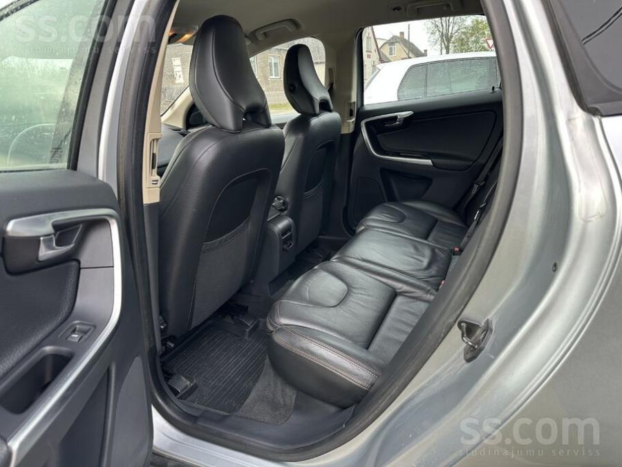 Pelēks Volvo XC60 2011 Daugavpils, ar dzinēja tilpumu 2.40 L un nobraukumu 260 tūkst. km par 7150 €, foto 18 vietnē AUTOMOTO.COM.LV