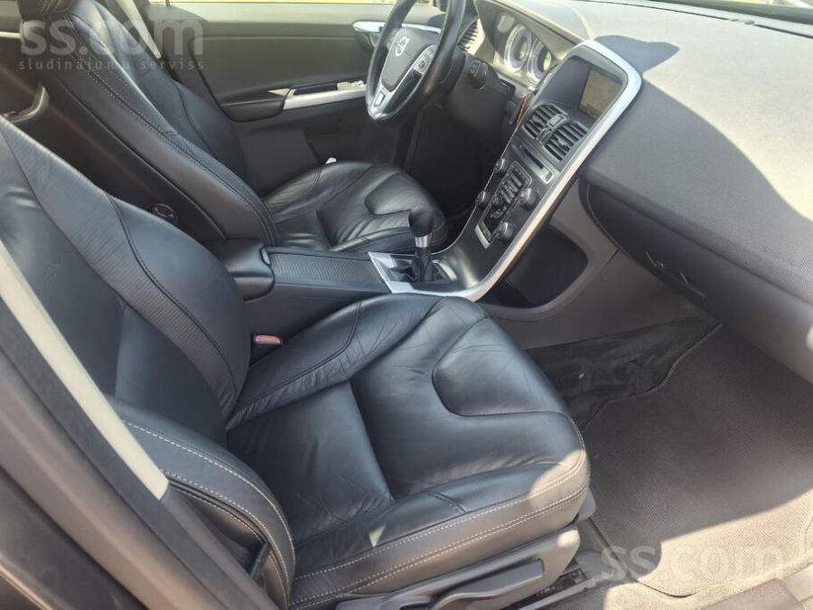 Grey Volvo XC60 2011 in Riga, with an engine capacity of 2.40 L and mileage of 292 thousand km for 9750 €, photo 14 on AUTOMOTO.COM.LV