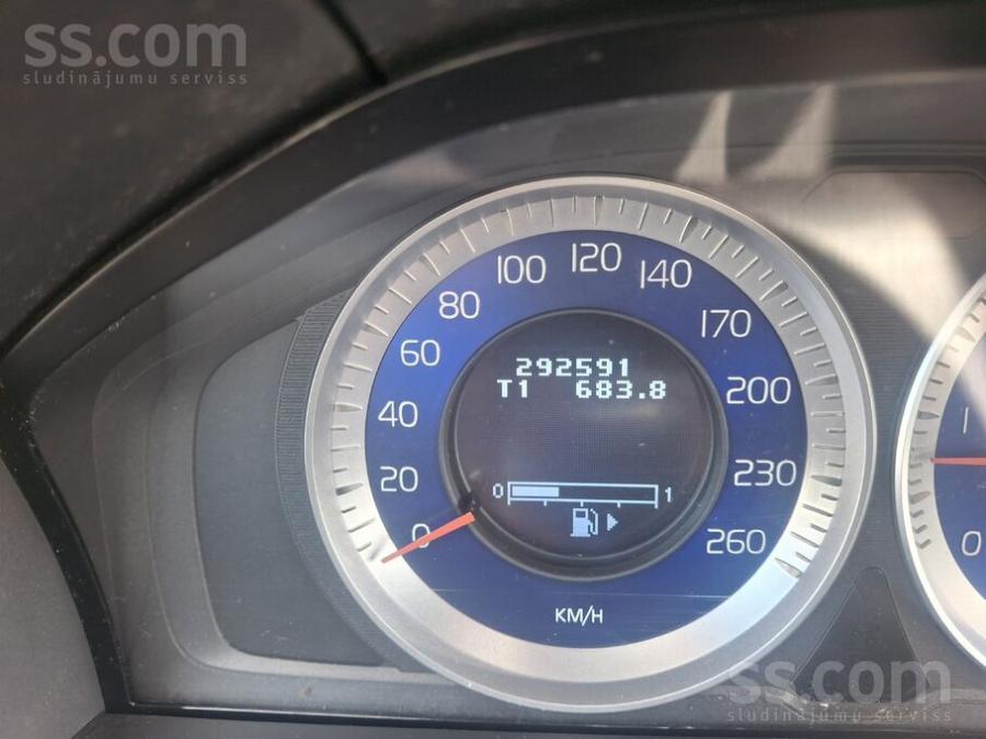 Grey Volvo XC60 2011 in Riga, with an engine capacity of 2.40 L and mileage of 292 thousand km for 9750 €, photo 18 on AUTOMOTO.COM.LV