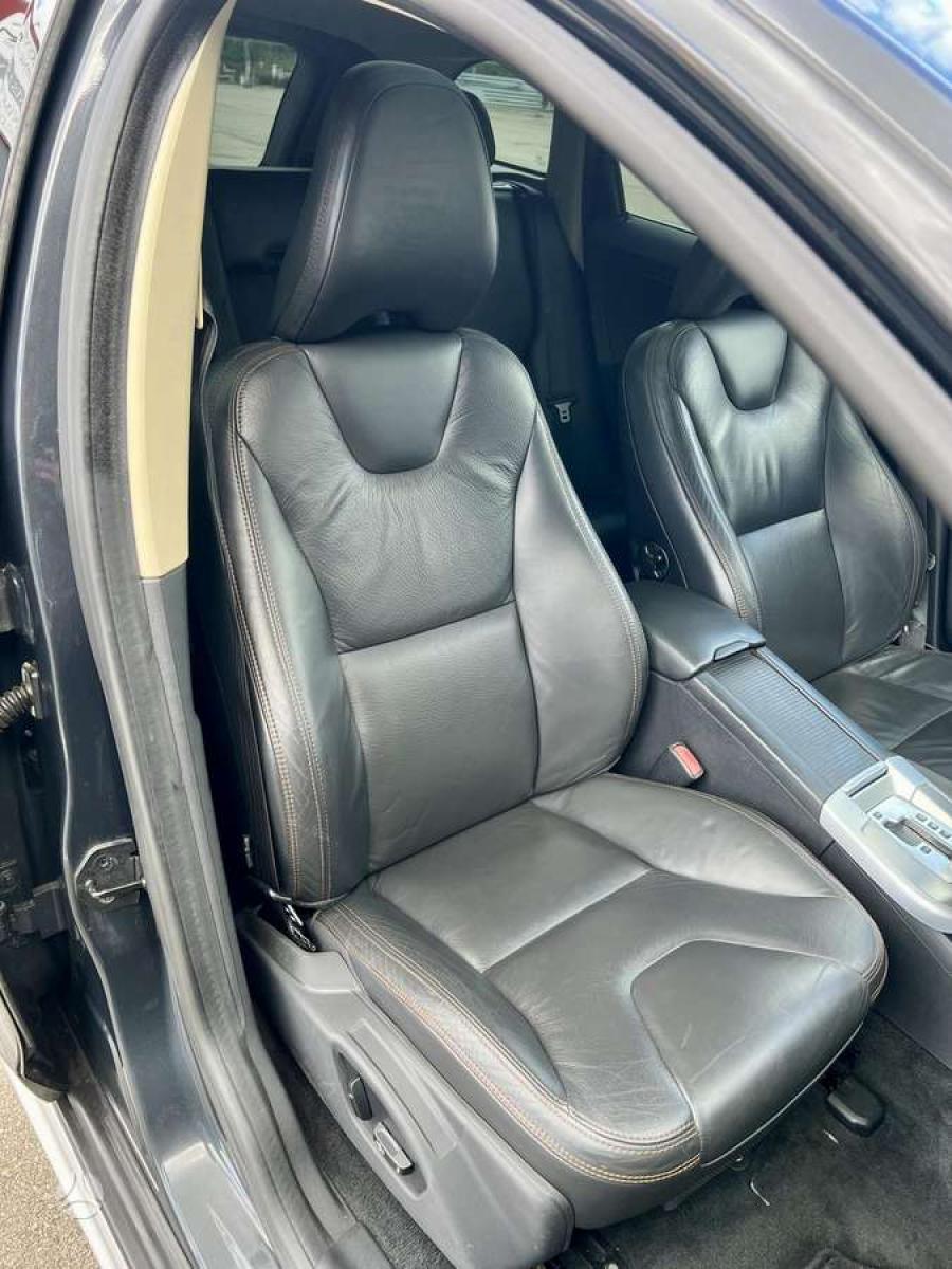 Pelēks Volvo XC60 2011 Kauņa, ar dzinēja tilpumu 2.40 L un nobraukumu 295 tūkst. km par 9499 €, foto 23 vietnē AUTOMOTO.COM.LV