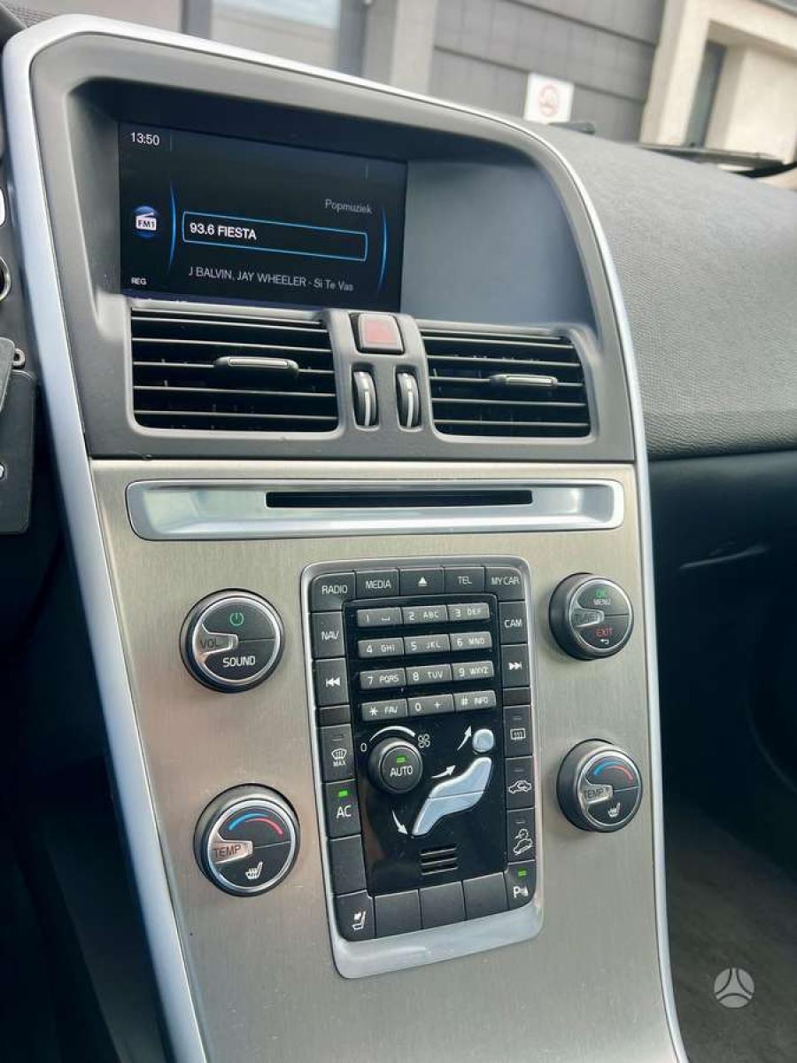 Pelēks Volvo XC60 2011 Kauņa, ar dzinēja tilpumu 2.40 L un nobraukumu 295 tūkst. km par 9499 €, foto 26 vietnē AUTOMOTO.COM.LV