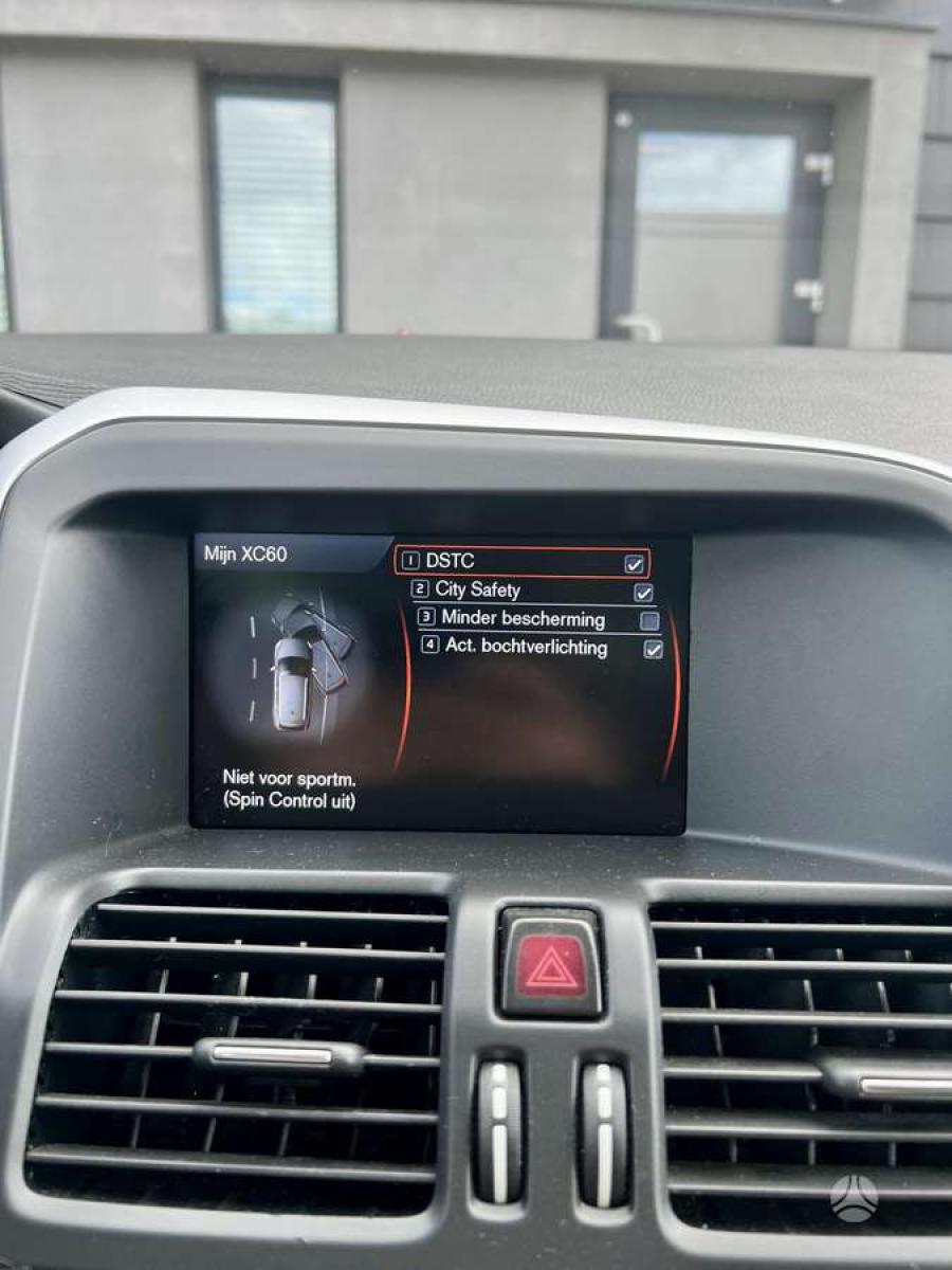 Pelēks Volvo XC60 2011 Kauņa, ar dzinēja tilpumu 2.40 L un nobraukumu 295 tūkst. km par 9499 €, foto 27 vietnē AUTOMOTO.COM.LV