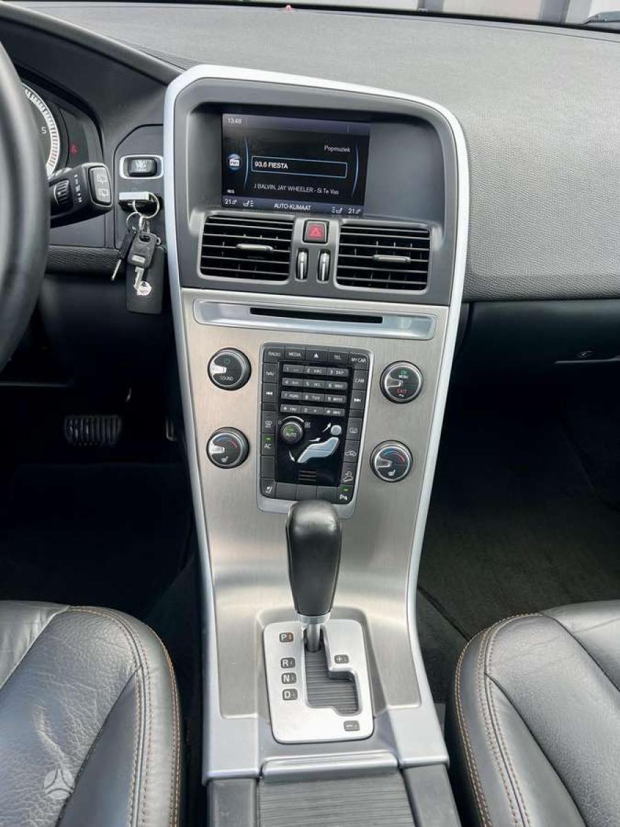 Pelēks Volvo XC60 2011 Kauņa, ar dzinēja tilpumu 2.40 L un nobraukumu 295 tūkst. km par 9499 €, foto 28 vietnē AUTOMOTO.COM.LV