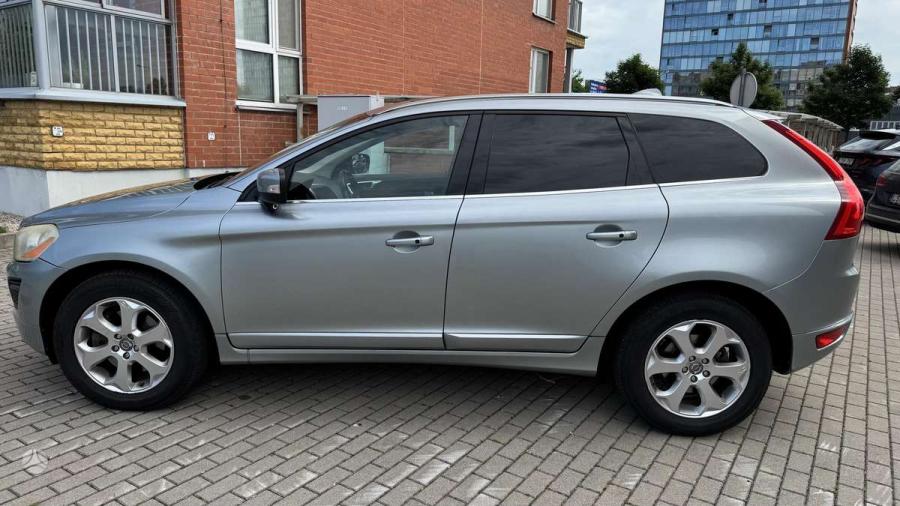 Grey Volvo XC60 2011 in Klaipeda, with an engine capacity of 3.19 L and mileage of 212 thousand km for 8990 €, photo 8 on AUTOMOTO.COM.LV