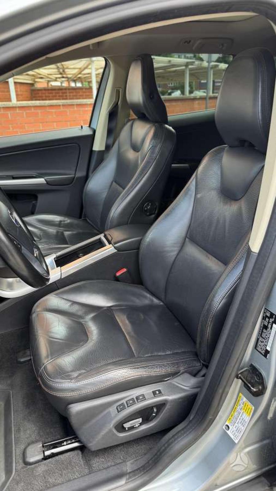 Grey Volvo XC60 2011 in Klaipeda, with an engine capacity of 3.19 L and mileage of 212 thousand km for 8990 €, photo 18 on AUTOMOTO.COM.LV