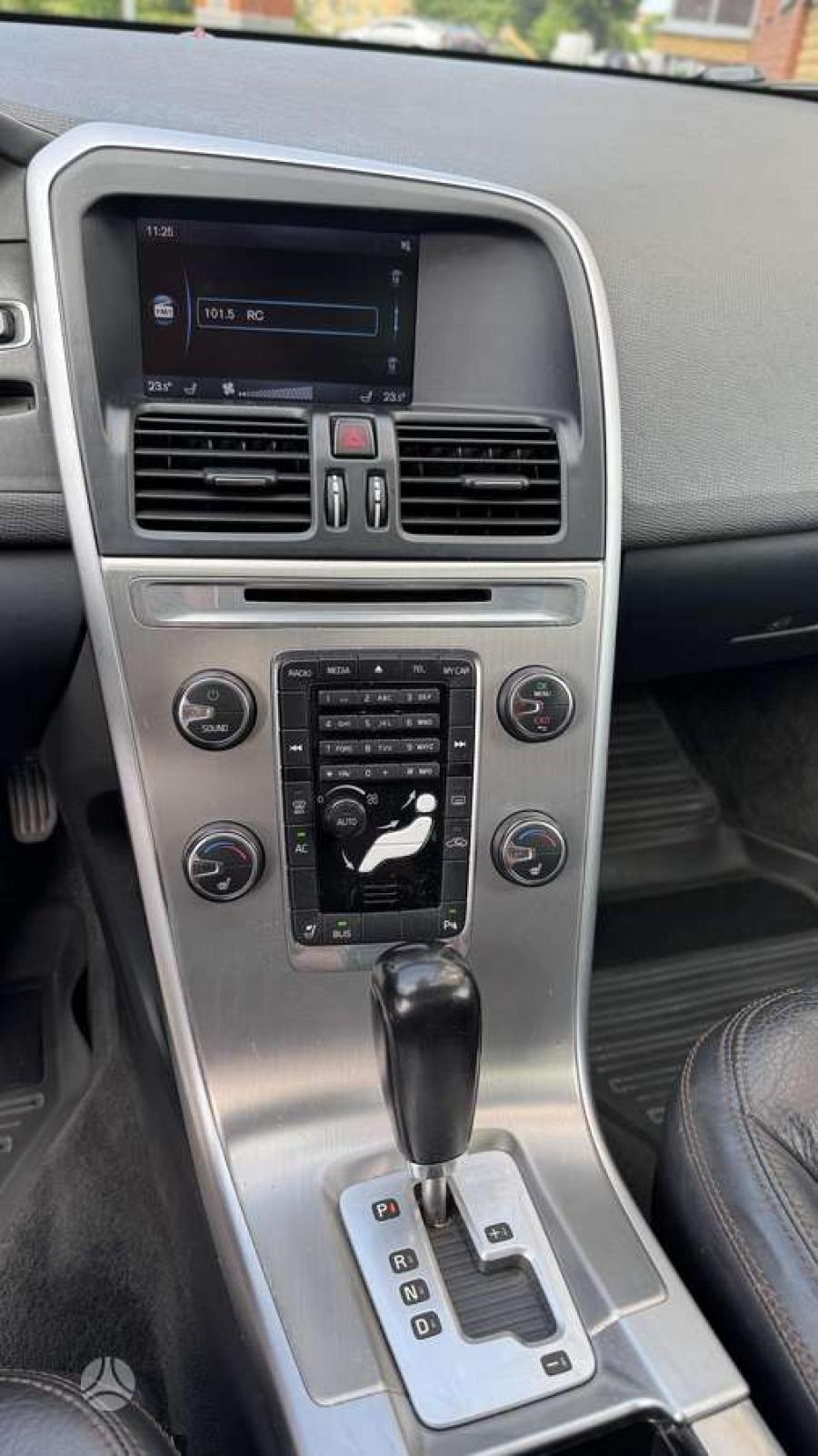Grey Volvo XC60 2011 in Klaipeda, with an engine capacity of 3.19 L and mileage of 212 thousand km for 8990 €, photo 22 on AUTOMOTO.COM.LV