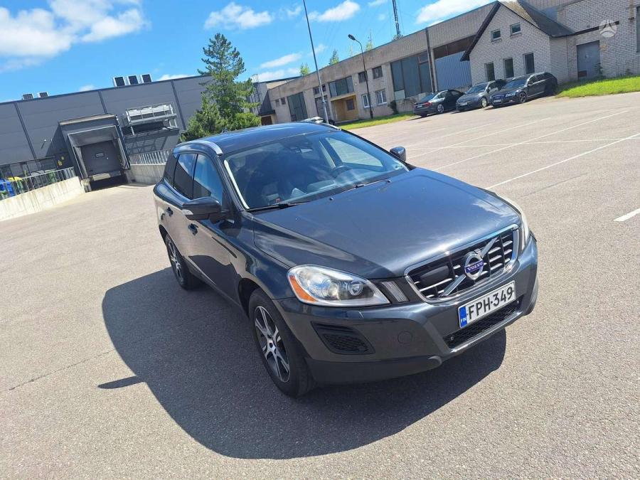 Grey Volvo XC60 2011 in Vilkaviskis, with an engine capacity of 2.40 L and mileage of 317 thousand km for 7300 €, photo 8 on AUTOMOTO.COM.LV